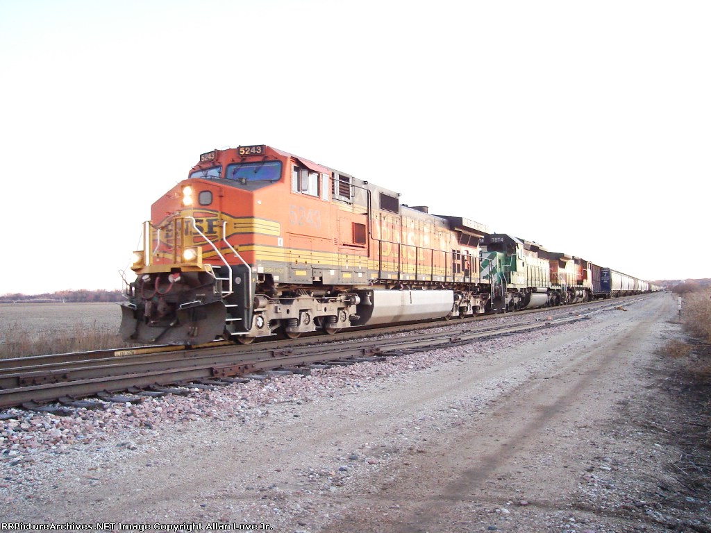 BNSF 5243 north